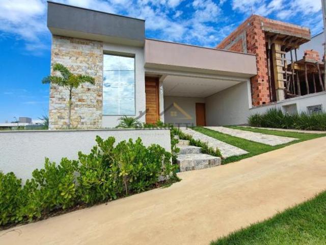 Casa à venda de 160m², com 3 quartos, 5 banheiros, piscina e 4 vagas de garagem
