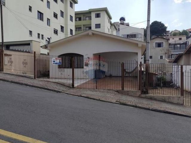 casa a venda de 171 m2, 3 quartos, 10 vagas e piscina Centro Lindoia