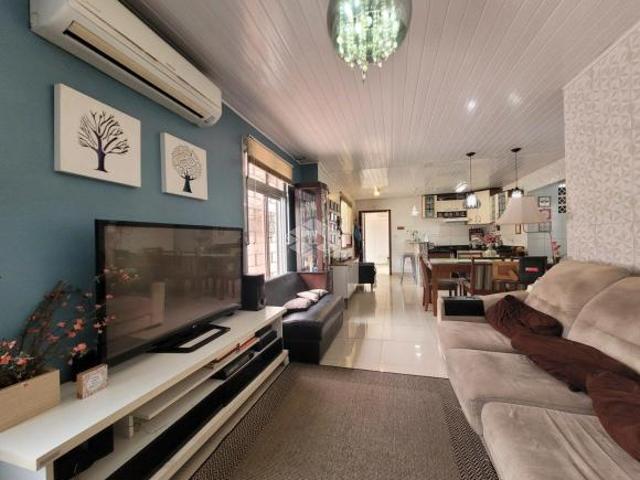Casa a venda, de 200 metros provativos no bairro Santa Maria Goretti, Porto Alegre