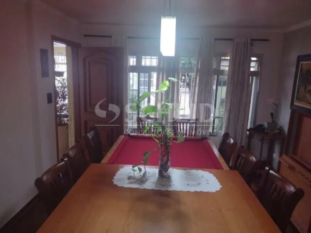Casa a venda de 219,00m² útil, com 3 quartos, 1 suite, 4 vagas na Cidade Ademar