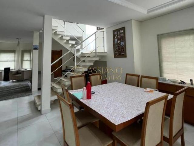 Casa à venda de 240m² | 03 dormitórios, sendo suíes e 04 vagas de garagem | Condomínio Residencial V