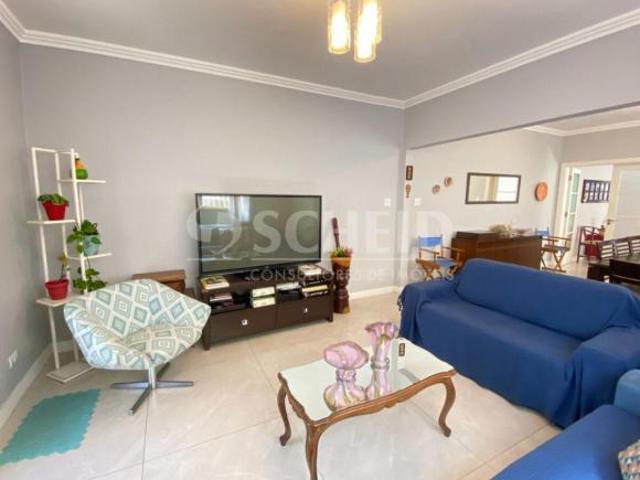 Casa a venda de 256,00m² útil, com 3 quartos e 3 vagas, na Liberdade