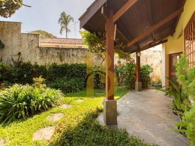 Casa á venda de 294m², com 04 dormitórios e 04 vagas em rua Fechada no Alto de Pinheiros