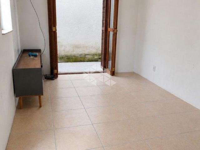 Casa à venda de 2 dormitórios e 1 vaga de garagem, no bairro Farrapos, em Porto