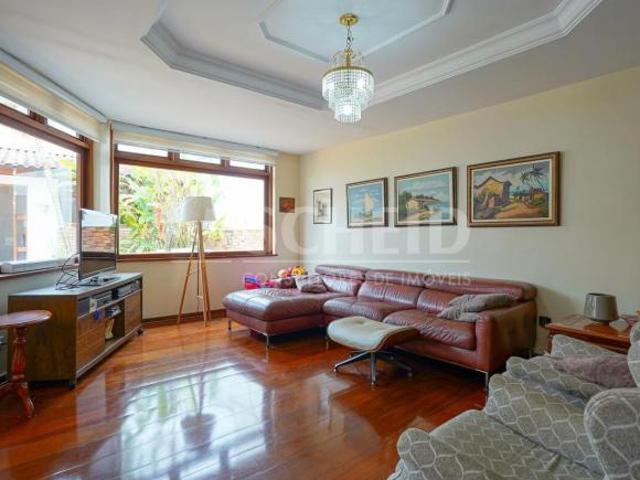 Casa a venda de 315,00m² útil, com 4 quartos e 5 vagas, no Jardim Prudência