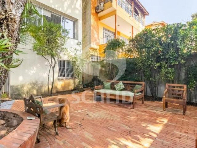 Casa a venda de 318,00m² útil, com 5 quartos e 3 vagas em Pacaembu!