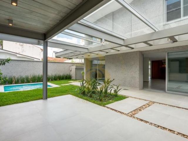Casa á venda de 332m², com 4 suítes e 5 vagas no bairro Alto de Pinheiros
