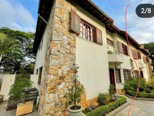 Casa á venda de 356m² com 4 dormitórios, 4 suítes, 6 banheiros 4 vagas