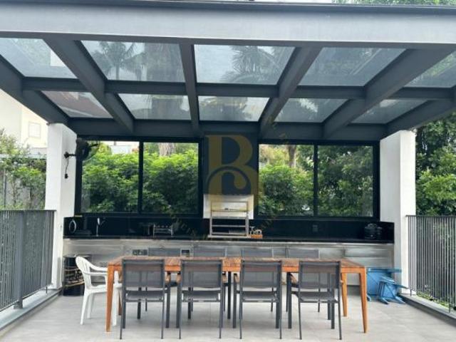 Casa á venda de 370 m², com 4 quartos, piscina e 4 vagas no bairro Jardim Guedala