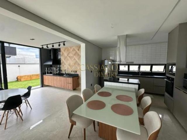 Casa à venda de 373m² | 04 dormitórios, sendo 03 suítes e 02 vagas de garagem | Condomínio Residenci