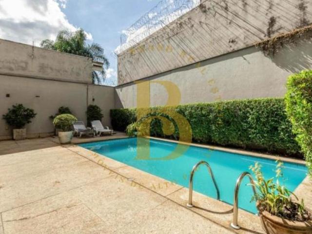 Casa á venda de 400m², com 4 suítes, piscina e 3 vagas no bairro Morumbi