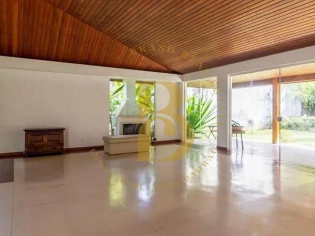 Casa á venda de 403m² privativos, com 3 suítes e 03 vagas no bairro Fazenda Morumbi