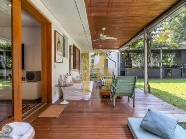 Casa á venda de 454 m², com 4 suítes e 6 vagas no bairro Alto de Pinheiros