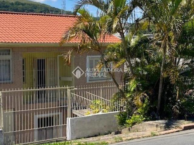 Casa a venda de 4 quartos com amplo pátio e 3 vagas de garagem no bairro Partenon
