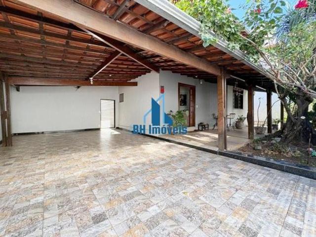 Casa à venda de 4 quartos e 4 vagas no bairro Castelo Belo Horizonte/MG