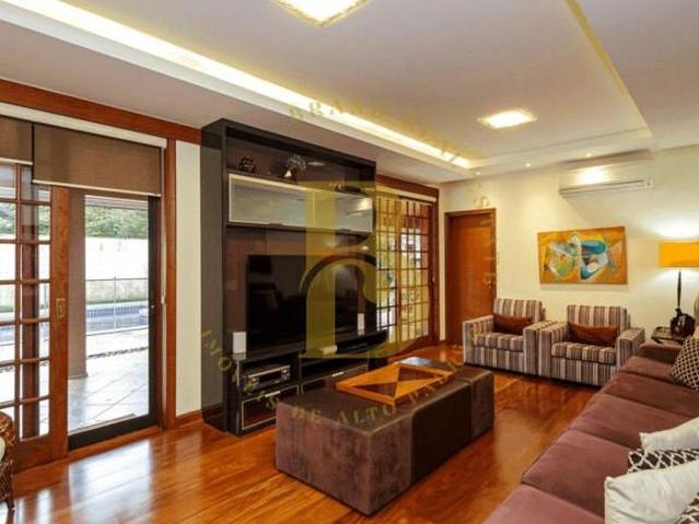 Casa á venda de 598m² em condomínio, com 04 quartos e 06 vagas no Jardim Petrópolis