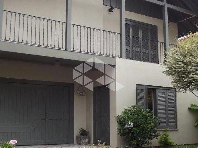 Casa a venda de 5 dormitórios mais banheiro social, localizada a poucos minutos da Rua Coberta de Gr