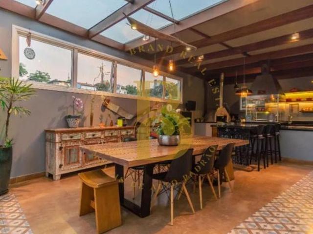 Casa á venda de 600m², com 5 suítes e 04 vagas no Pacaembu