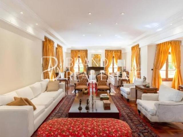 Casa á venda de 869 m², com 4 suítes, piscina e 10 vagas no bairro Morumbi