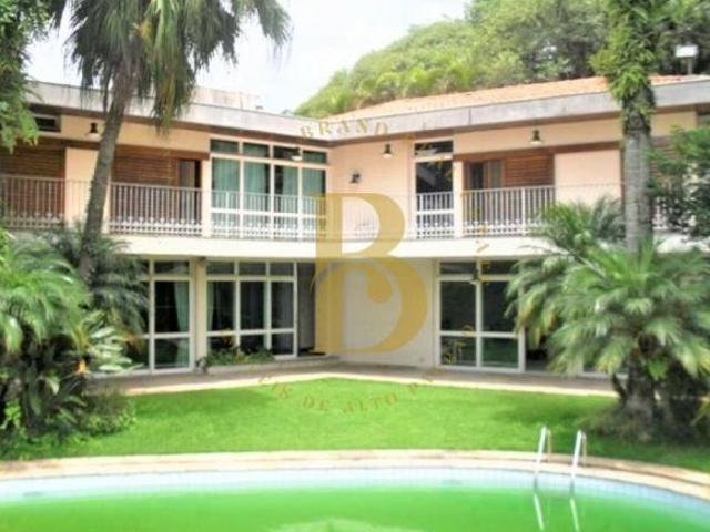 Casa á venda de 889 m², com 5 suítes, quadra de tênis, piscina e 8 vagas no bairro Jardim Guedala
