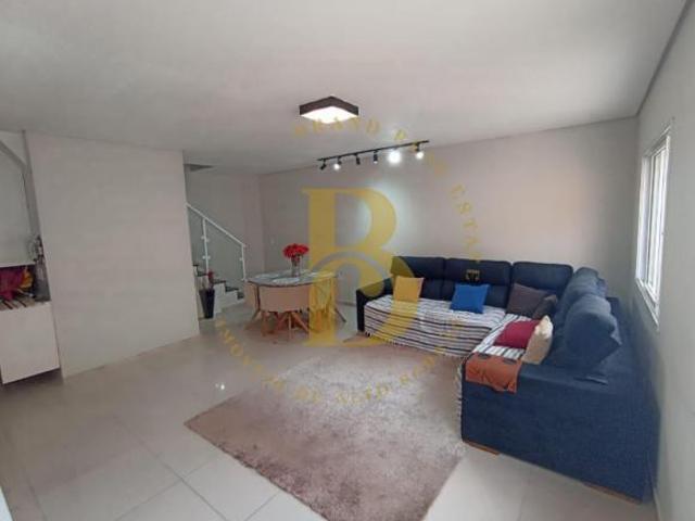 Casa à venda de 90m², com 3 dormitórios, em rua tranquila e arborizada!