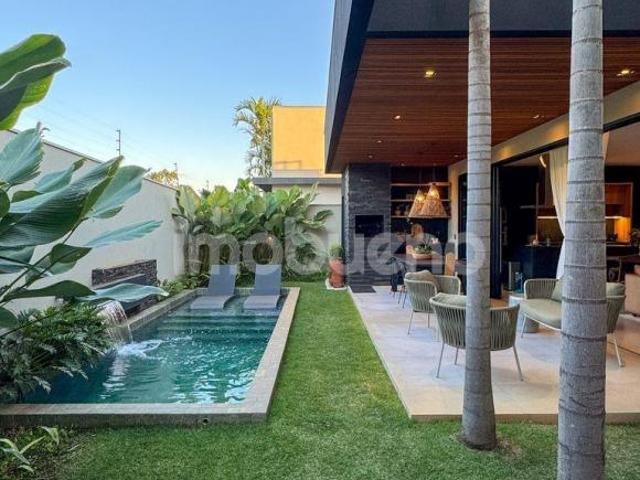 Casa à Venda de alto padrão em condomínio, 3 quartos sendo 2 suítes. 193,65m²