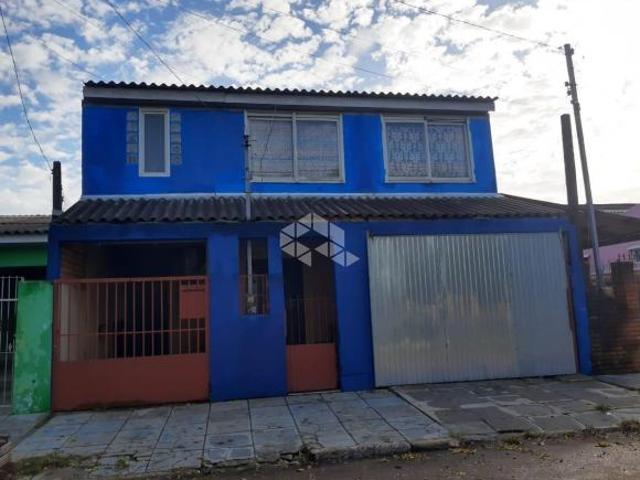 Casa a venda de dois pisos: o térreo possui 2 dormitórios, sala dois ambientes, cozinha