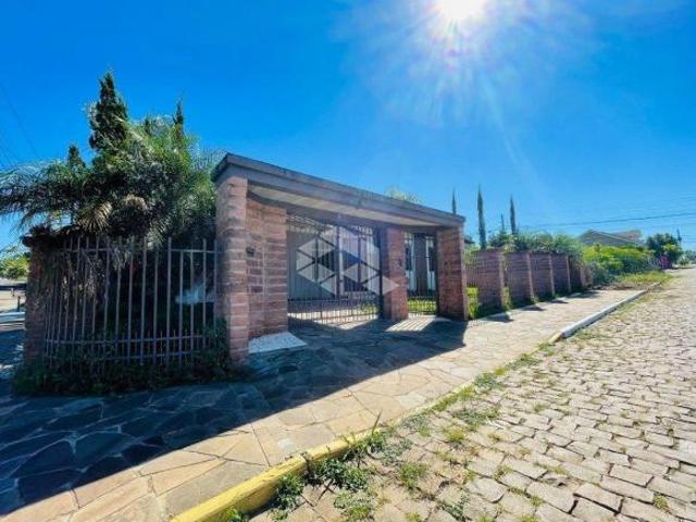 Casa à venda de esquina com amplo pátio e energia solar no bairro Olarias em Lajeado