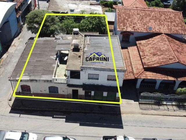 CASA A VENDA, DE ESQUINA COM ÁREA DE 410 m², CENTRO DE CARMÓPOLIS DE MINAS
