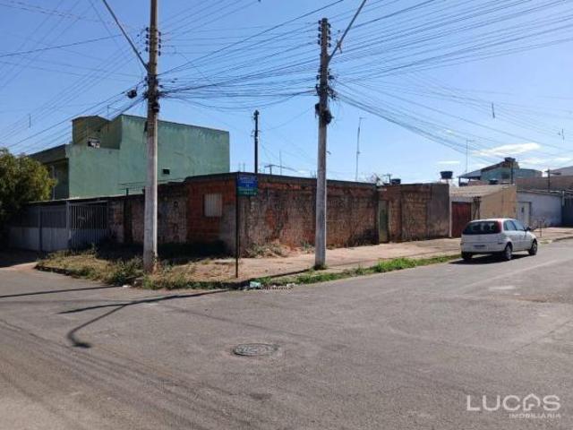 Casa à venda de esquina na Quadra 307 Recanto das Emas