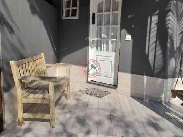 CASA A VENDA DENTRO DE UM PEQUENO CONDOMÍNIO, COM 3 DORMITÓRIOS, 2 BANHEIROS E COZINHA COM ÁREA GOUR