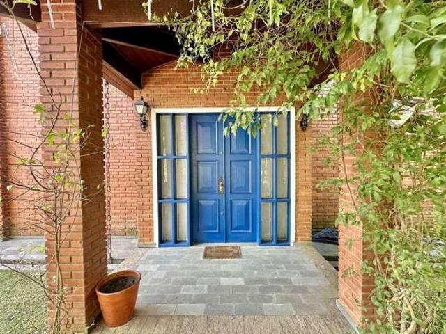 Casa à venda em Cotia 650 m² com 5 suítes, piscina e 6 vagas