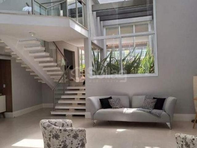 Casa a venda em condomínio central, com quatro suítes  sendo uma no térreo, espaço gourmet e piscin