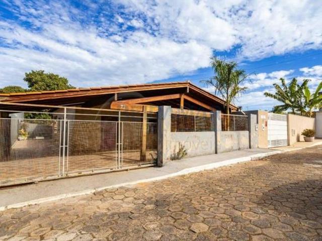 Casa à Venda em Condomínio com 3 Quartos com 5 Vagas na Arniqueira