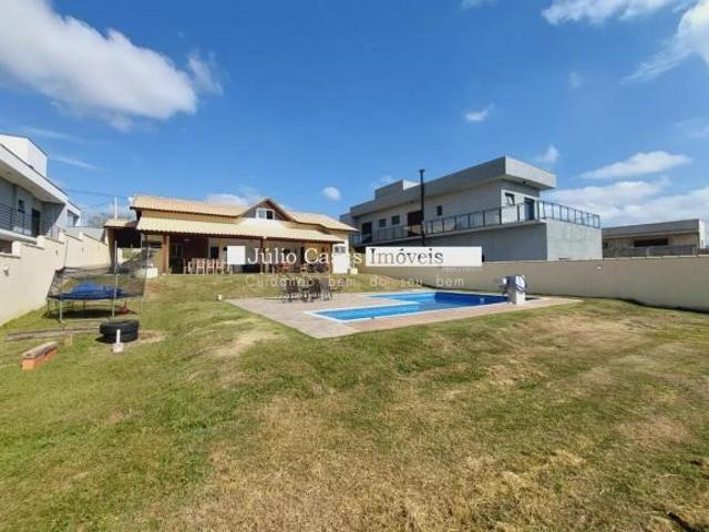 Casa a venda em condomínio com 3 suítes