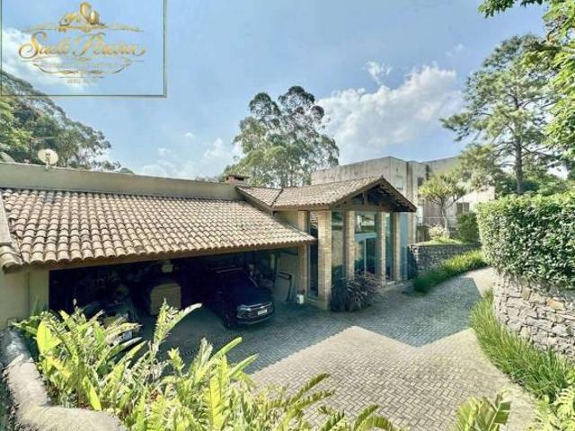 Casa à venda em condom[inio com 4 suítes, 2 lareiras, varanda gourmet e garagem para até 5 vagas