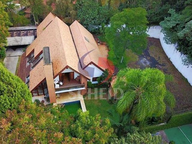 Casa á Venda em Condomínio com 754m², 4 quartos sendo 4 suítes, 6 vagas