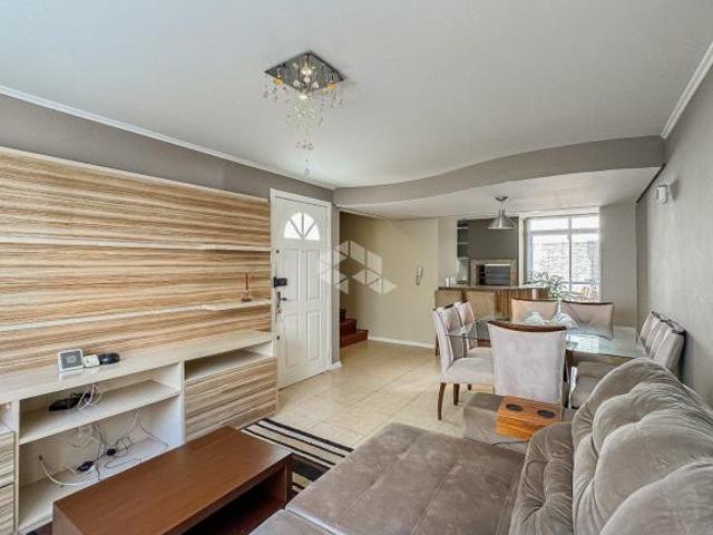 Casa à venda em condomínio de 4 quartos, suite e 2 vagas de garagem no bairro Jradim Itu em Porto Al