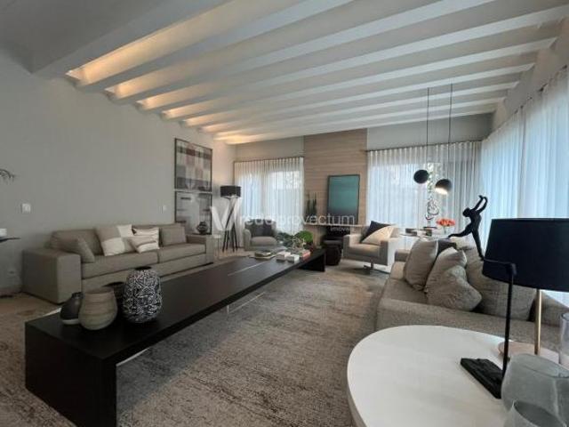 Casa à VENDA em Condomínio de alto padrão, com 700m² de área construída e 1720m²