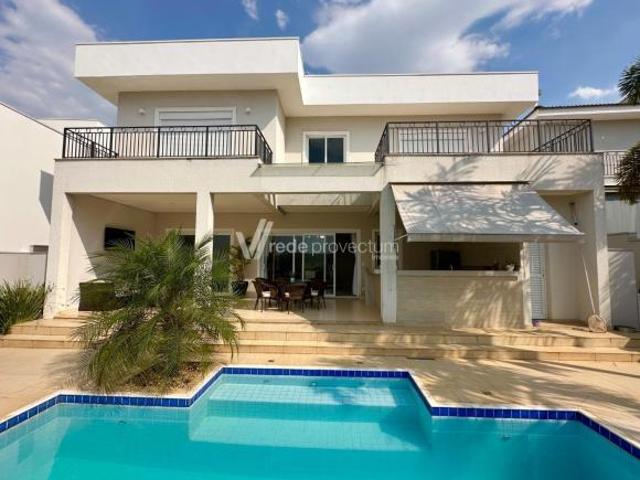 Casa à venda em condomínio de alto padrão Sainte Helene