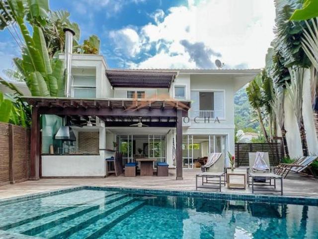 Casa à venda em condomínio de Luxo na praia de Juquehy com 4 quartos e piscina
