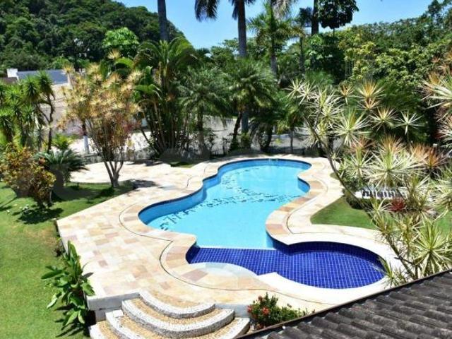 Casa à venda em condomínio fechado na Praia do Pernambuco em Guarujá