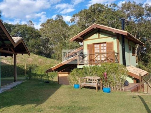 Casa à venda em condomínio fechado na Regiao de Santo Antonio do Pinhal!