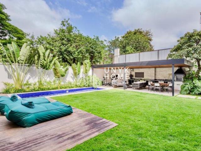 Casa à venda em condomínio fechado no Alto de Pinheiros, 4 suítes, reformada, lazer privativo
