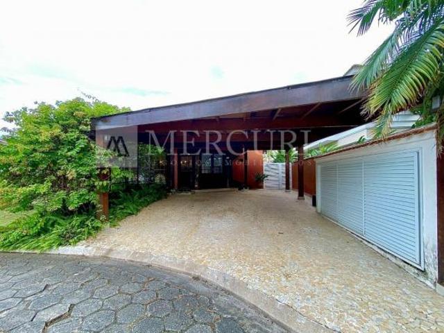 Casa à venda em condomínio fechado no Guarujá, Praia da Enseada, 5 Suítes, Jardim e lazer privativo