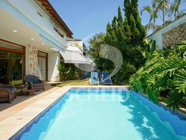 Casa a venda em condomínio fechado com 4 suítes, 4 vagas, 446m², piscina e churrasqueira!