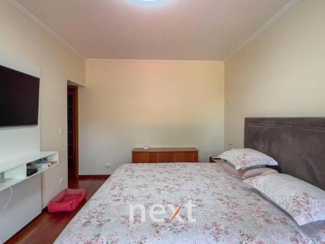 Casa a venda em condomínio fechado com 4 suítes
