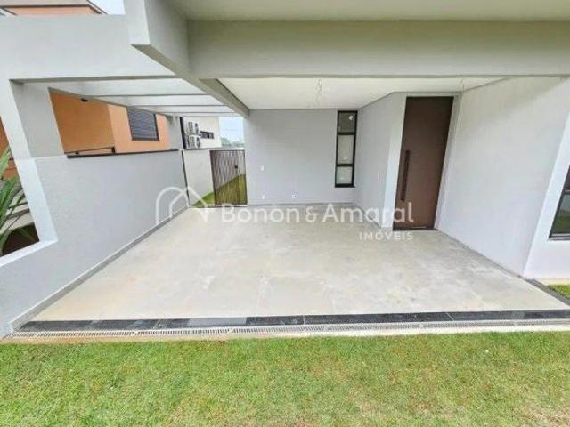 Casa à venda em condomínio fechado, com 4 suítes e piscina