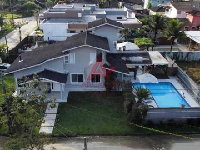 CASA A VENDA EM CONDOMINIO FECHADO COM 03 DORMITORIOS E 561 M² DE TERRENO