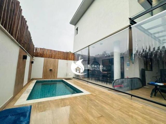 Casa a venda em condomínio fechado, com 03 suítes, piscina privativa, Praia de Camburi